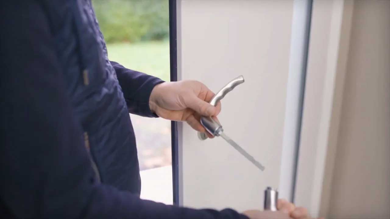 Démonter ma poignée de porte d'entrée : comment faire ? | Bel'M